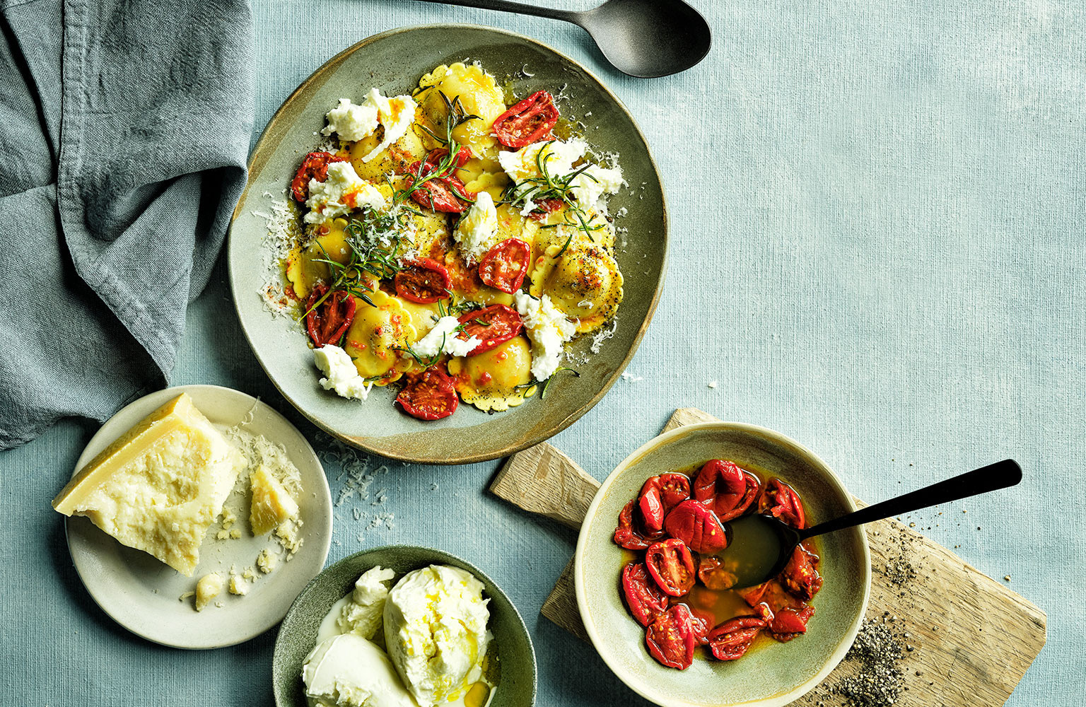 RAVIOLI RIPIENI DI ASPARAGI CON POMODORINI, MOZZARELLA E ROSMARINO ...